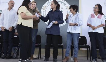 Sheinbaum entrega primeras tarjetas de Bienestar para vivienda en San ...